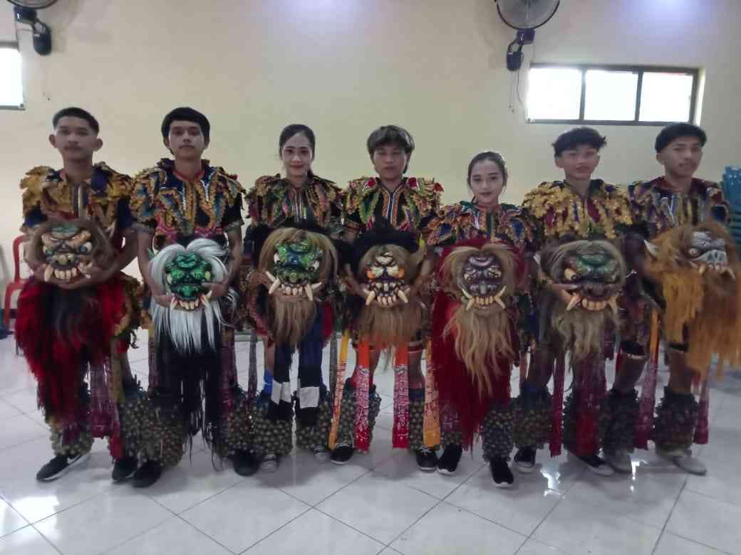 Foto Artikel : Kesenian Budaya Jawa Tengah: Tari Tradisional Reog Buto ... Foto Artikel : Kesenian Budaya Jawa Tengah: Tari Tradisional Reog Buto ...