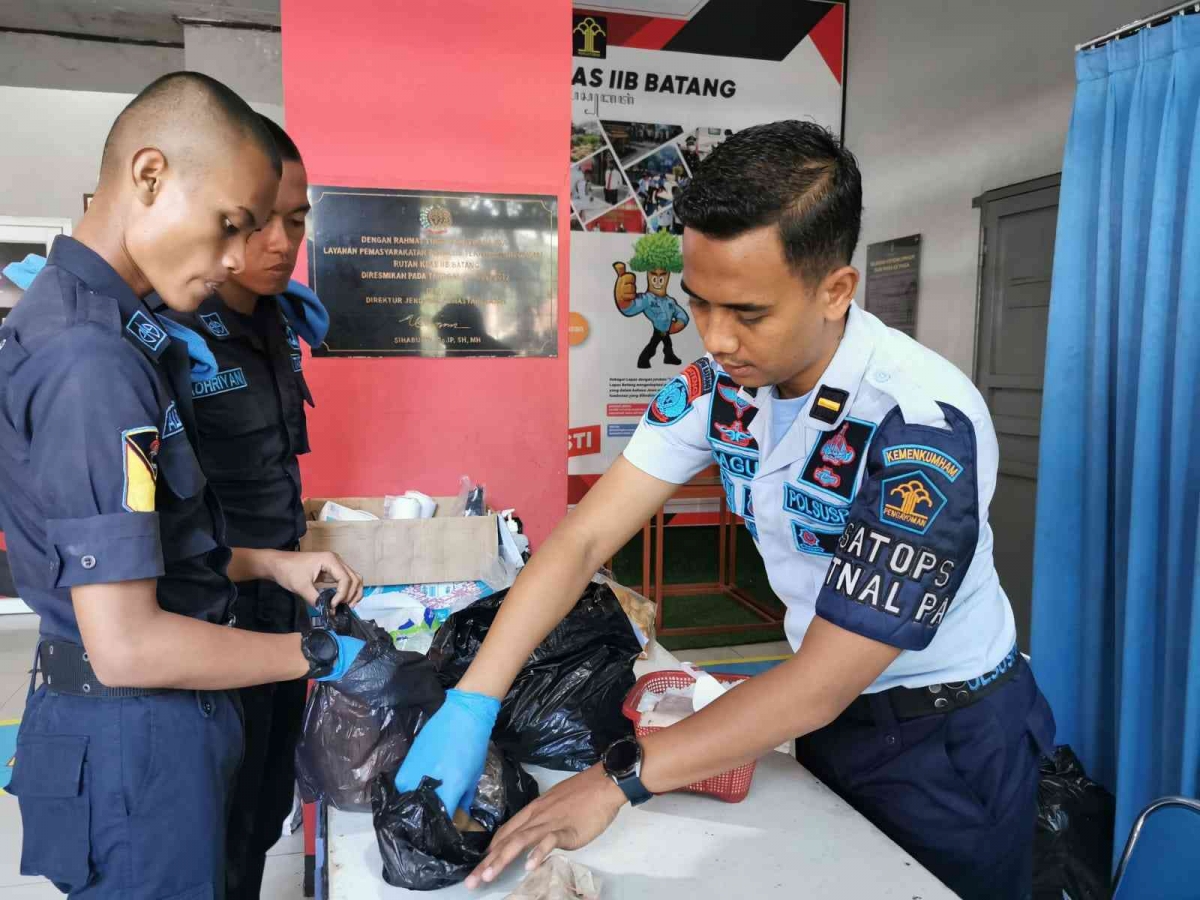 Foto Artikel : Cegah Masuknya Barang Terlarang, Taruna Poltekip ... Foto Artikel : Cegah Masuknya Barang Terlarang, Taruna Poltekip ...