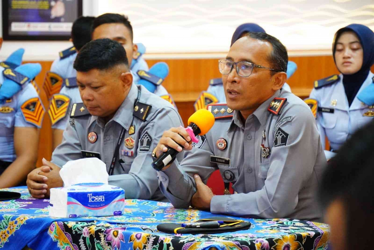 Foto Artikel : Ajak Jajaran Duduk Bersama, Kalapas Besi Sampaikan ... Foto Artikel : Ajak Jajaran Duduk Bersama, Kalapas Besi Sampaikan ...