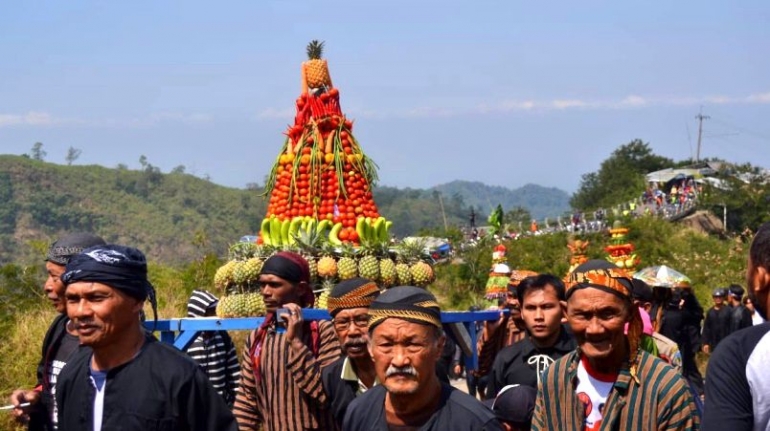 Mengenal Tradisi Larung Sesaji Gunung Kelud