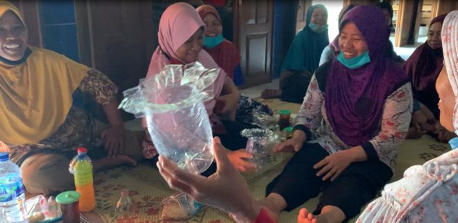 Mahasiswa Kkn Tim 1 Undip Dan Ibu Rumah Tangga Mengubah Sampah Plastik