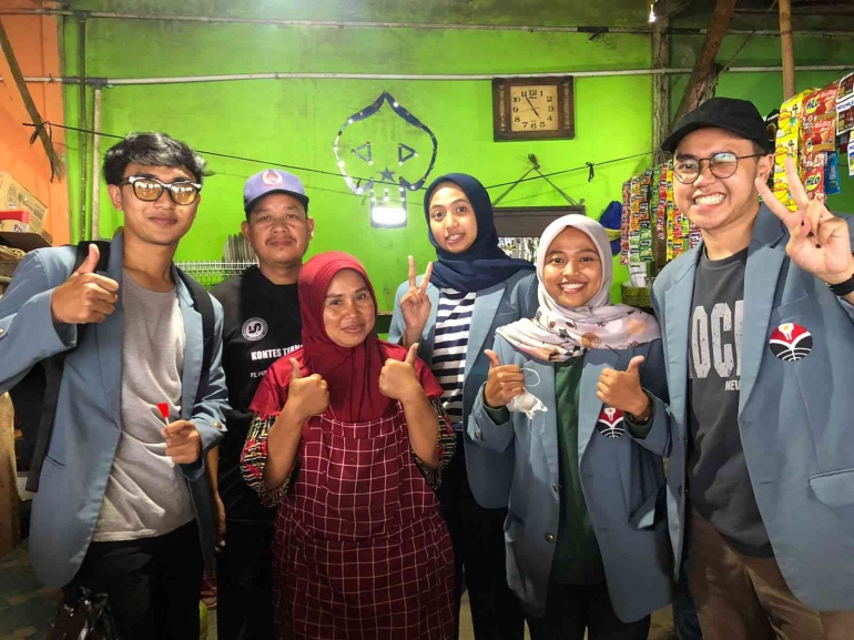 Pembagian Brosur kepada UMKM sebagai Upaya dalam Mewujudkan SDG'S Desa ... Pembagian Brosur kepada UMKM sebagai Upaya dalam Mewujudkan SDG'S Desa ...