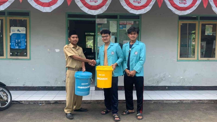 Foto Artikel : Pengadaan Tempat Sampah sebagai Fasilitas Hidup Bersih ... Foto Artikel : Pengadaan Tempat Sampah sebagai Fasilitas Hidup Bersih ...