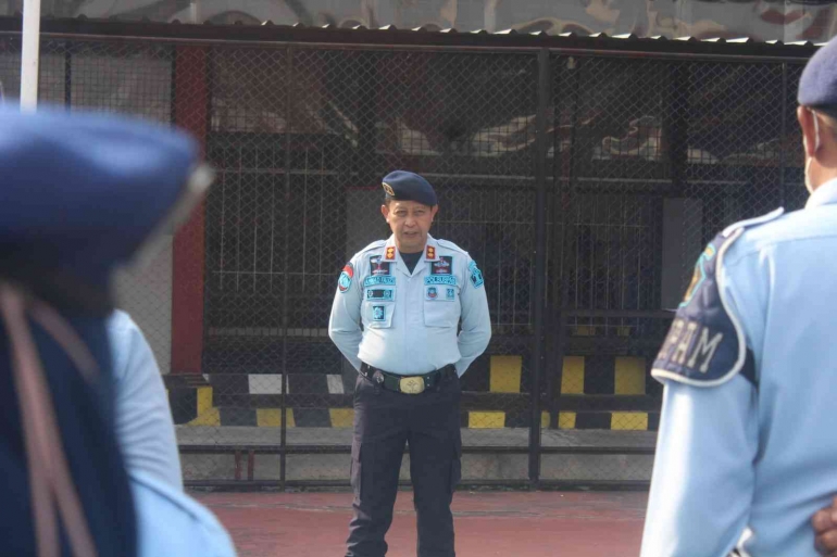 Pimpin Apel Pagi Kalapas Klaten Serahkan Reward Kepada Pegawai