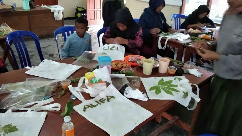 Mahasiswa KKN UNNES GIAT 3 Adakan Pelatihan Ecoprint Guna Mewujudkan ... Mahasiswa KKN UNNES GIAT 3 Adakan Pelatihan Ecoprint Guna Mewujudkan ...