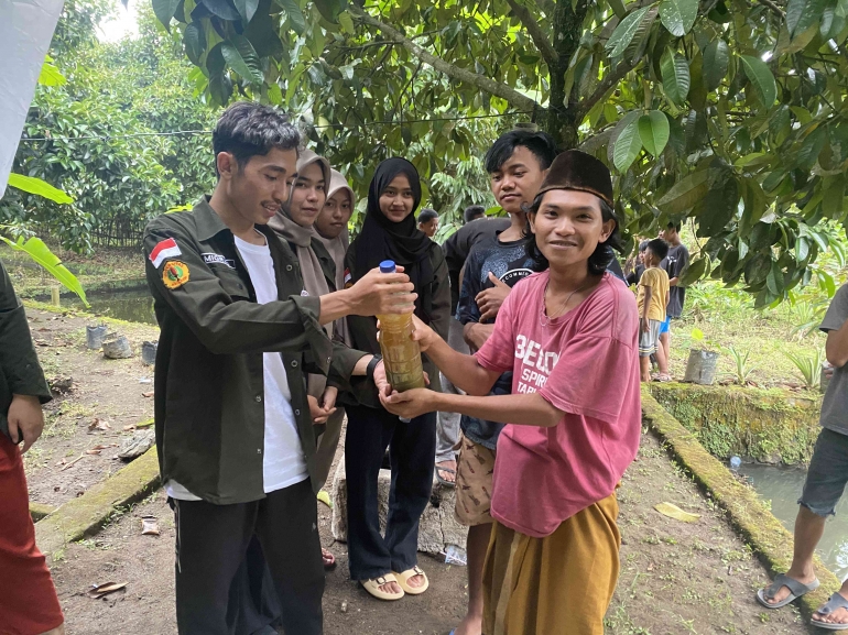 KKN Tematik Desa Karang Bayan Melakukan Pelatihan Pembuatan Pestisida ... KKN Tematik Desa Karang Bayan Melakukan Pelatihan Pembuatan Pestisida ...