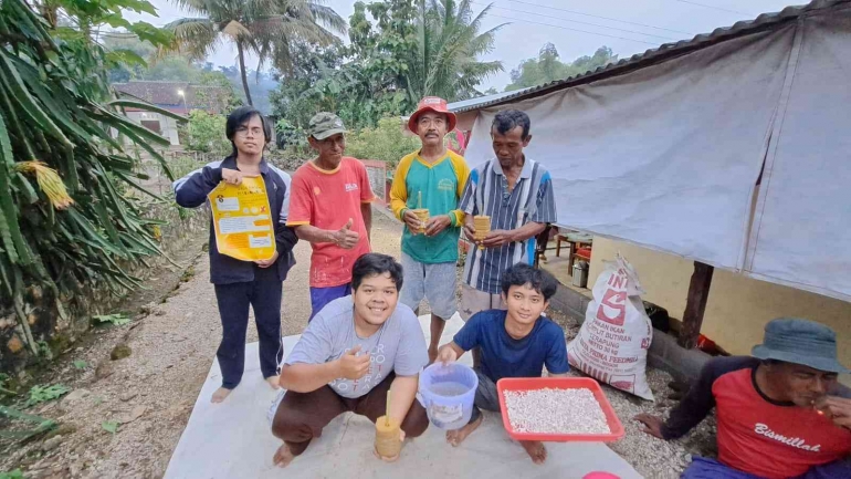 Sangat Inovatif Mahasiswa Kkn Undip Mampu Membuat Pupuk Cair Organik