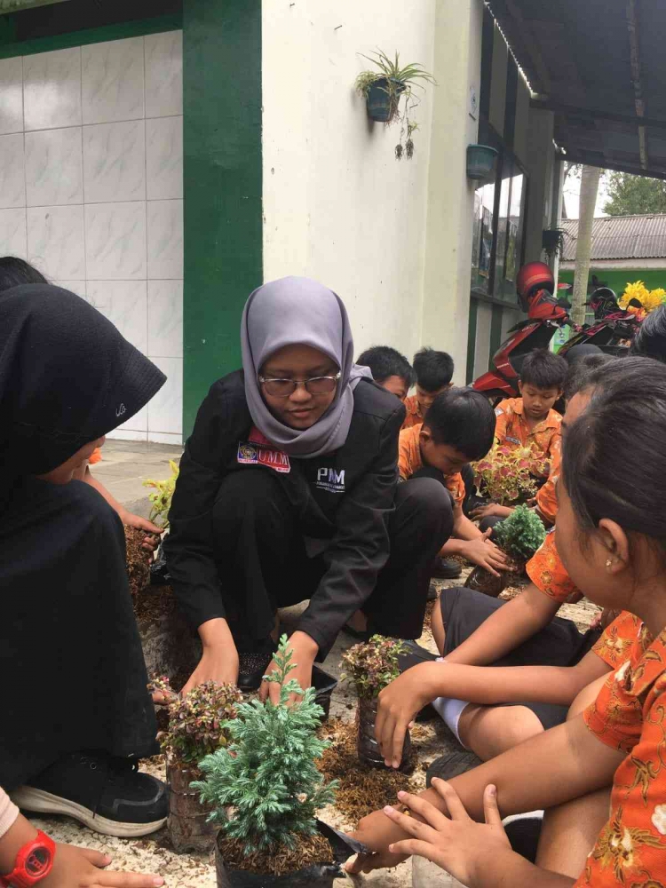 Mahasiswa Pmm Umm Berupaya Tingkatkan Kesadaran Lingkungan Pada Siswa