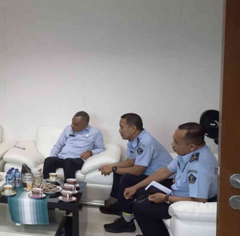 Kakanwil Kemenkumham Sultra dan Kadiv Pelayanan Hukum dan HAM ... Kakanwil Kemenkumham Sultra dan Kadiv Pelayanan Hukum dan HAM ...