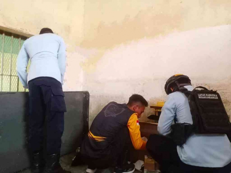 Komitmen Zero Halinar, Lapas Narkotika Nusakambangan Rutin Geledah ... Komitmen Zero Halinar, Lapas Narkotika Nusakambangan Rutin Geledah ...