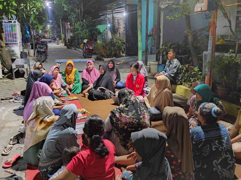 Sosialisasi Pengelolaan Bank Sampah Dan Limbah Minyak Jelantah Di Rw 03