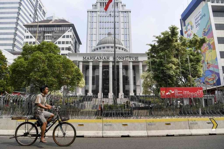 Mahkamah Konstitusi Republik Indonesia Tantangan Memasyarakatkan Konstitusi Halaman 1