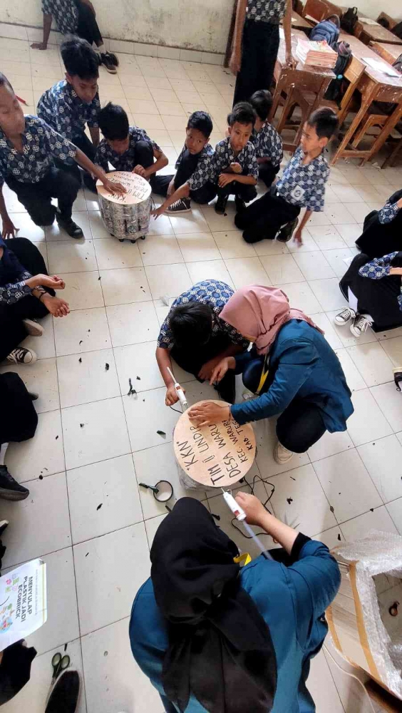 Pengolahan Sampah Plastik Dari Botol Bekas Menjadi Ecobrick