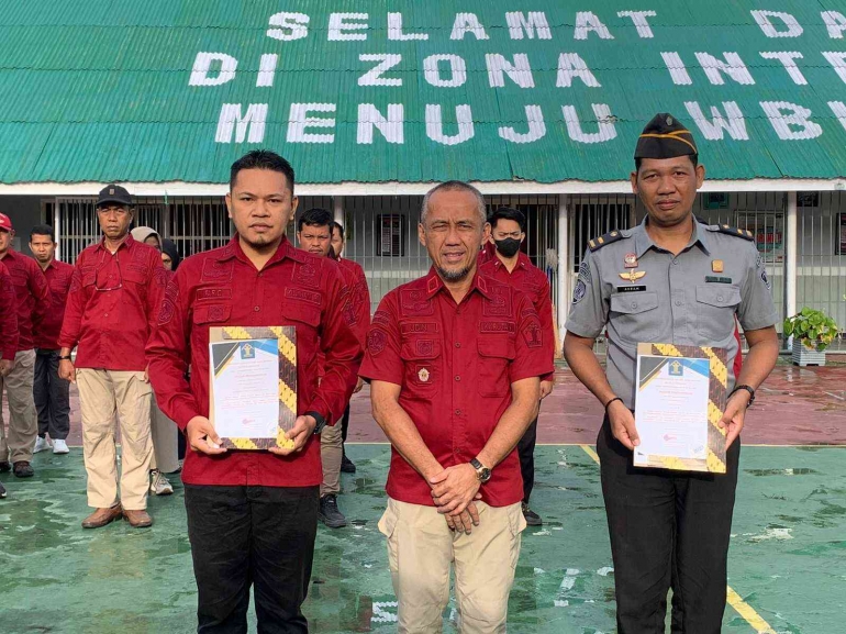Berikan Reward Kepada Dua Pegawai Teladan, Ini Harapan Karutan Majene ... Berikan Reward Kepada Dua Pegawai Teladan, Ini Harapan Karutan Majene ...