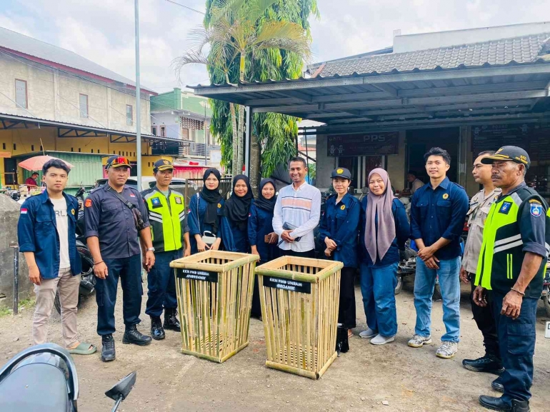 Mahasiswa Kkn Pmd Unram Menyerahkan 12 Bak Sampah Ke Desa Pengenjek