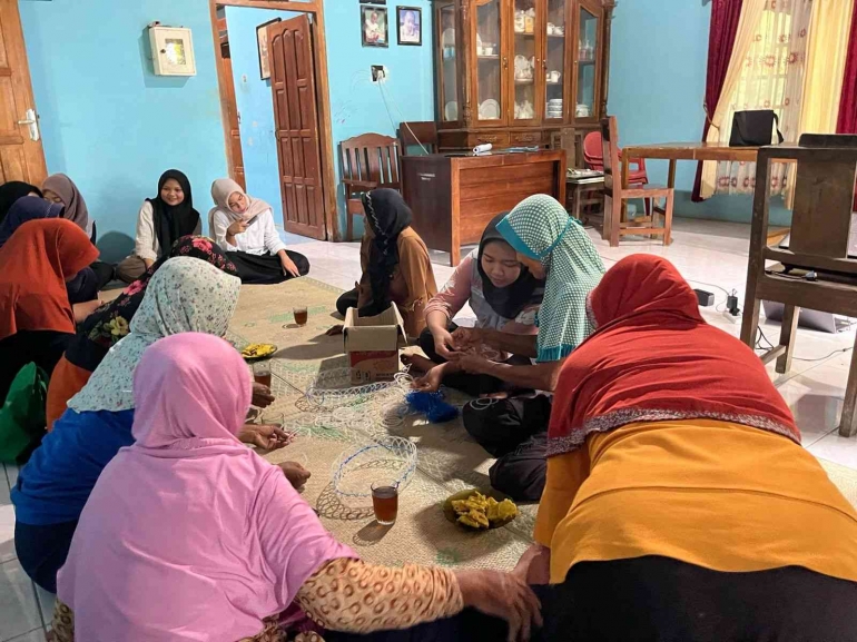 Tingkatkan Kreativitas Kkn Uad Olah Limbah Plastik Jadi Kerajinan