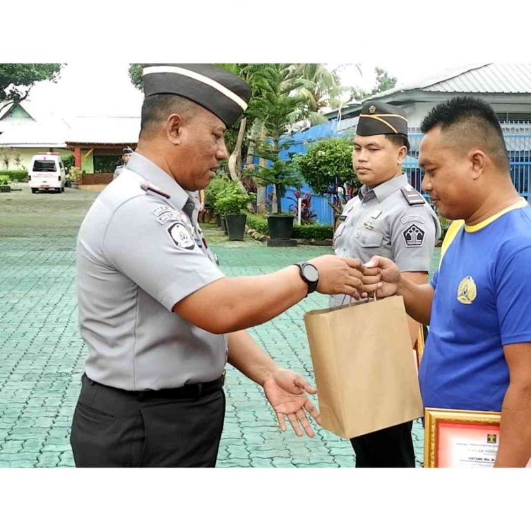 Kalapas Berikan Piagam Penghargaan Pencegahan, Pemberantasan ... Kalapas Berikan Piagam Penghargaan Pencegahan, Pemberantasan ...